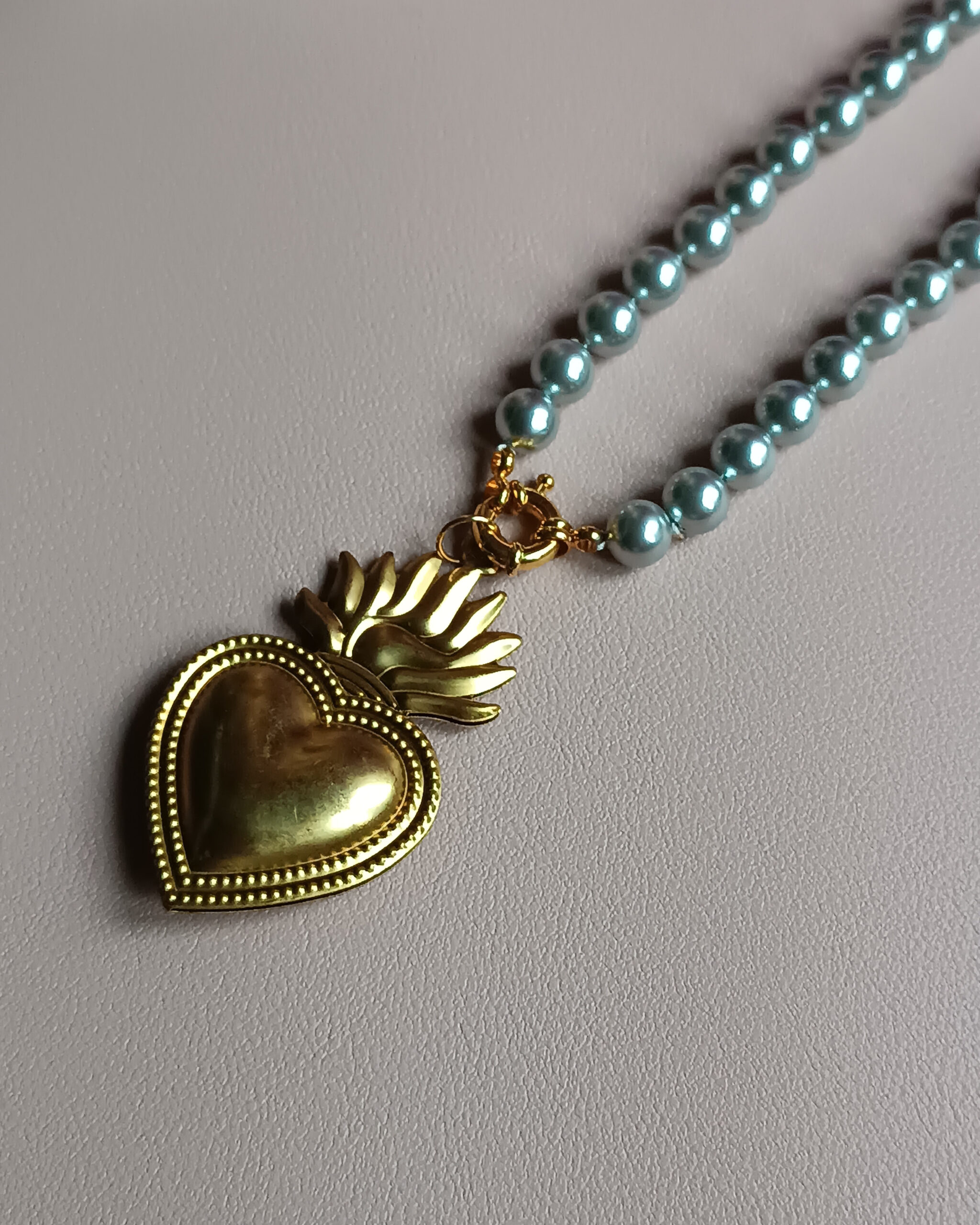 Collana di Perle di Majorca Grigie con Cuore Sacro Dorato | Chapeau Atelier