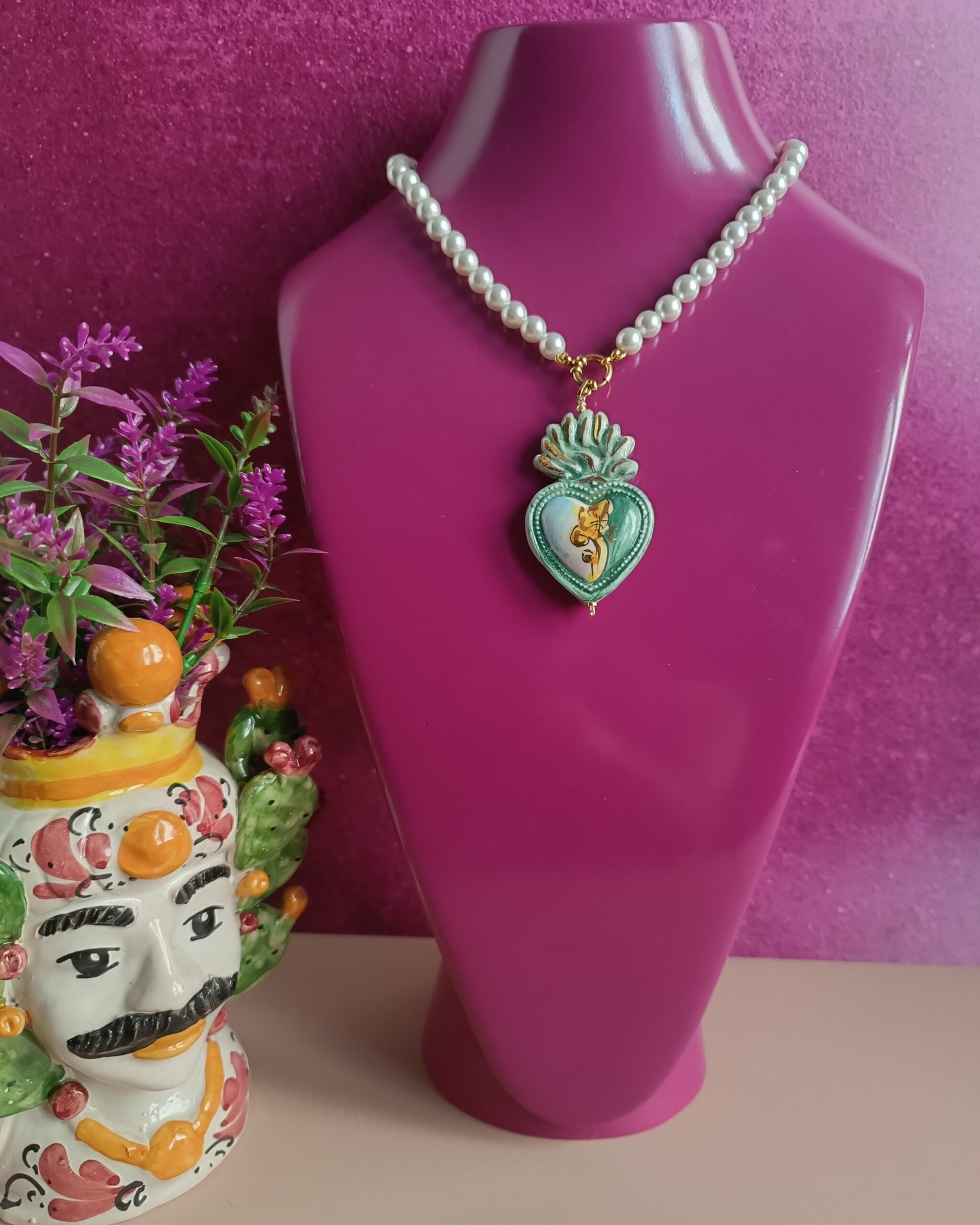 Collana di Perle di Majorca Bianche con Cuore Sacro in Ceramica di ...